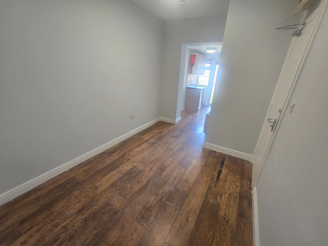 Erith - Studio Flat, Vickers Road, DA8 - To Rent Now for £1,047.10 p/m