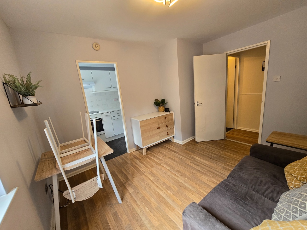 Leeds - 1 Bed Flat, Chantrell Court, LS2 - To Rent Now for £900.00 p/m