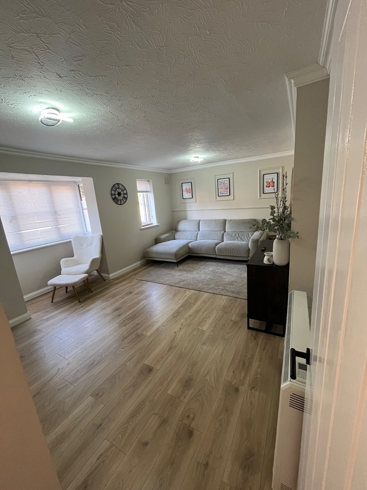 Erith - 2 Bed Flat, Erith, DA8 - To Rent Now for £2,100.00 p/m
