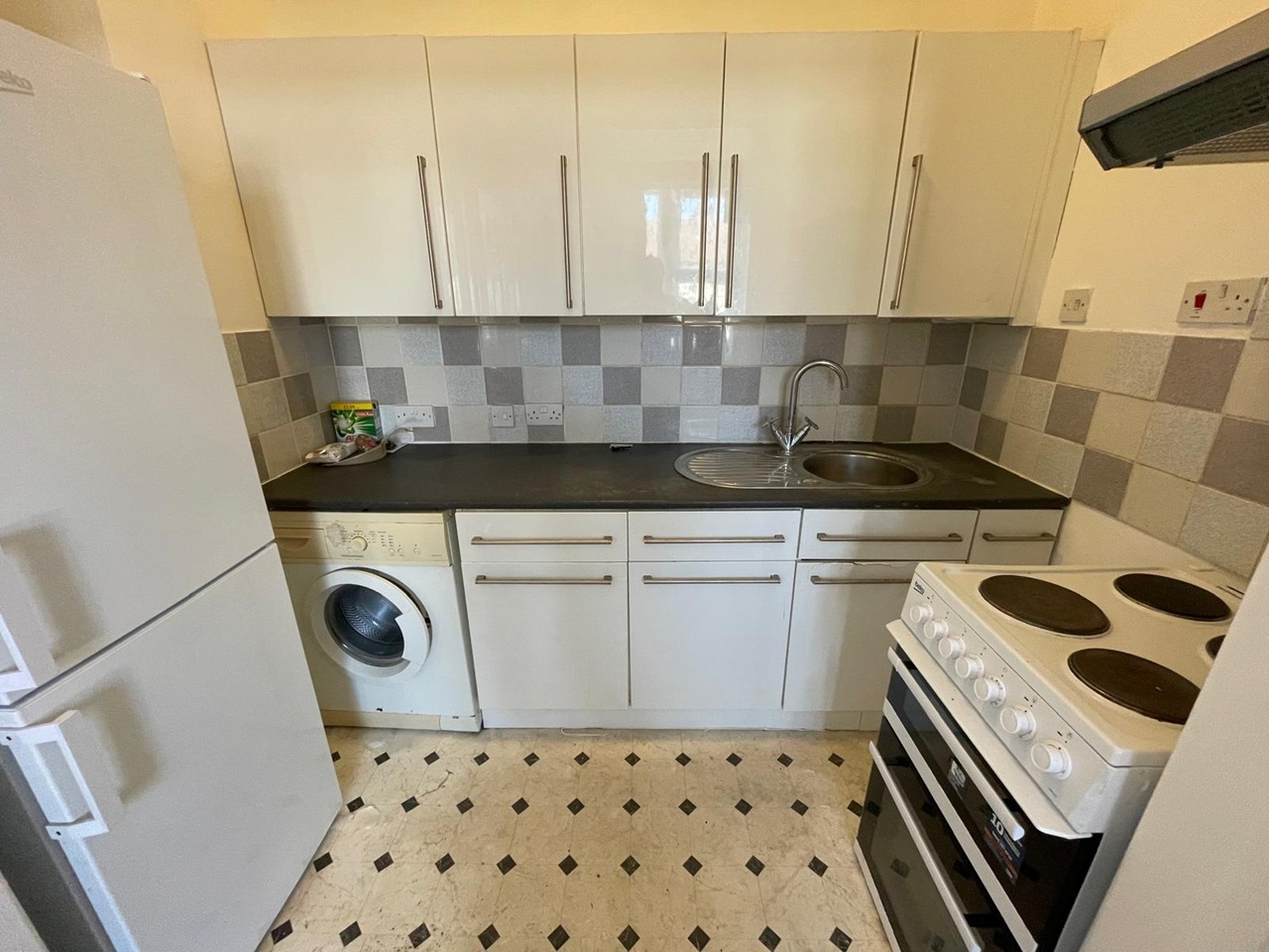 Croydon - 1 Bed Flat, Windmill Road, CR0 - To Rent Now for £1,350.00 p/m