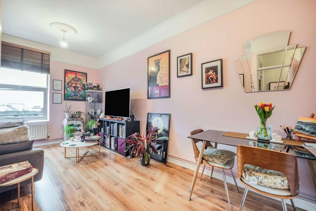 London - 1 Bed Flat, Rabbits Road, E12 - To Rent Now for £1,400.00 p/m