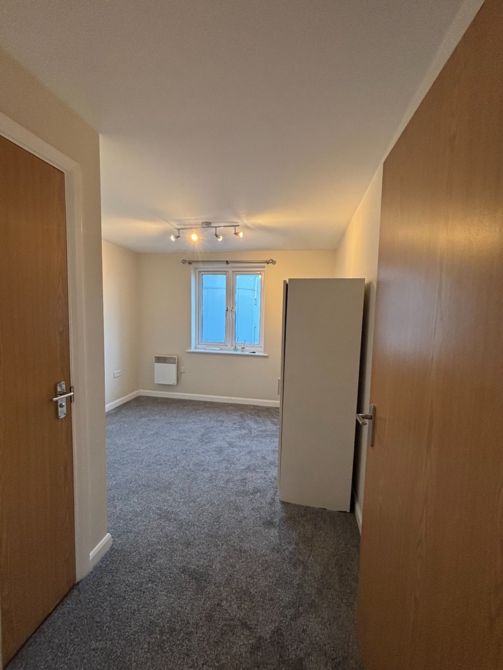 Slough - 2 Bed Flat, Foundry Court, SL2 - To Rent Now for £1,595.00 p/m