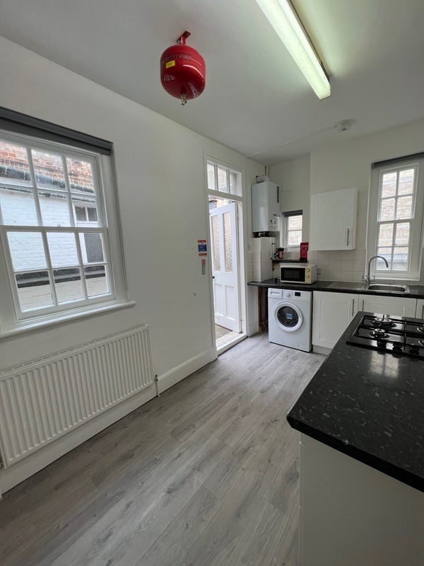 London - Room in a Shared Flat, Strutton Ground, SW1P - To Rent Now for ...