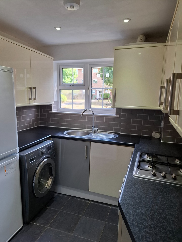 Sutton - 2 Bed Flat, Robin Hood Lane, SM1 - To Rent Now for £1,750.00 p/m