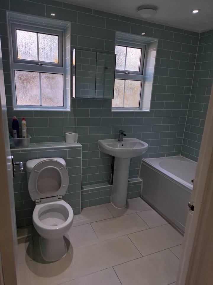 Sutton - 2 Bed Flat, Robin Hood Lane, SM1 - To Rent Now for £1,750.00 p/m