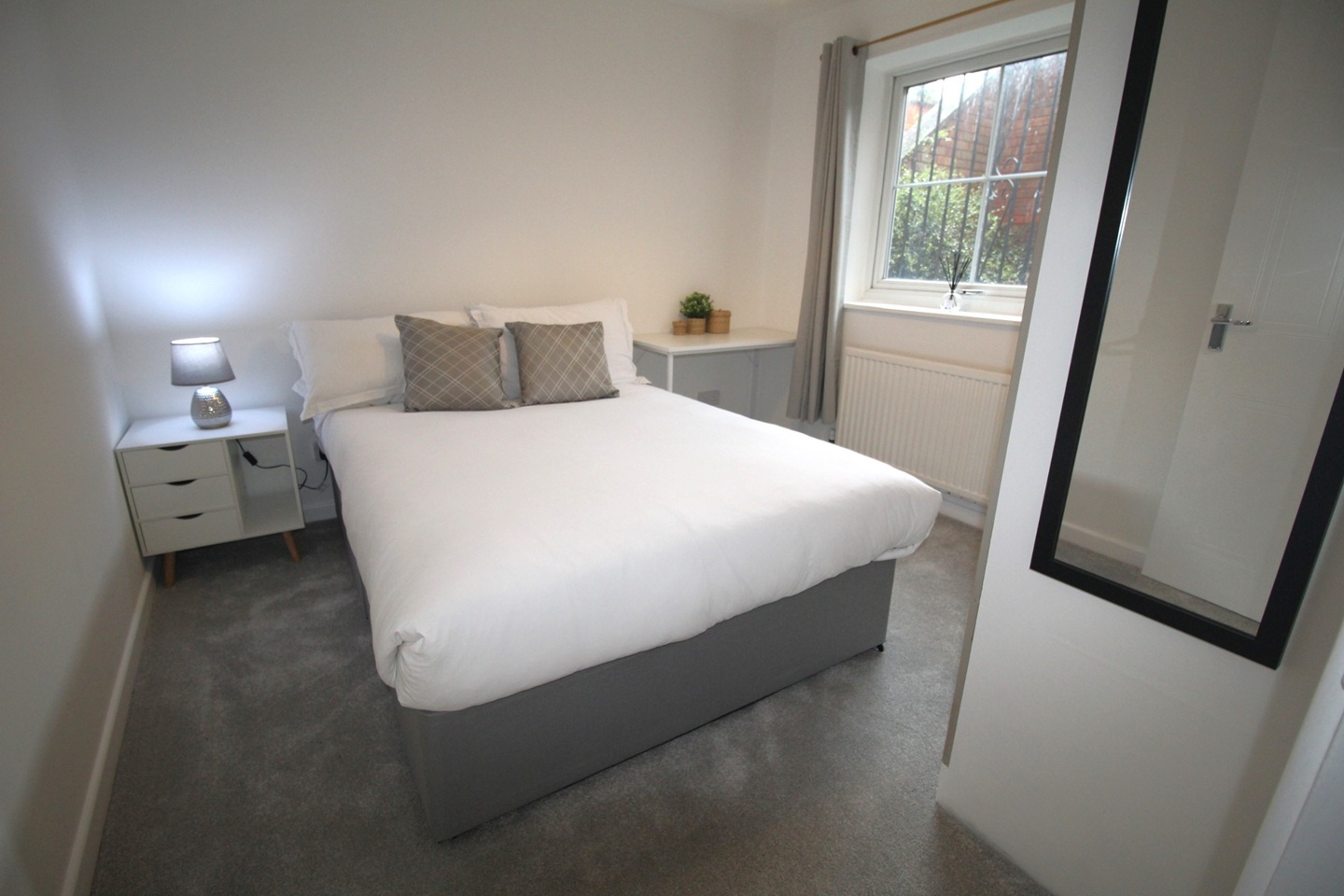 Leeds - 2 Bed Flat, Berkeley Court, LS2 - To Rent Now for £1,175.00 p/m