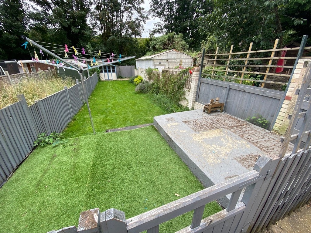 Bexleyheath - 2 Bed Flat, Eversley Avenue, DA7 - To Rent Now for £1,500 ...