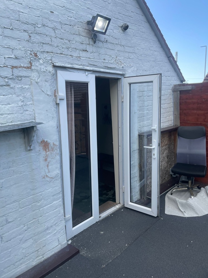 Brierley Hill - 1 Bed Flat, High Oak, DY5 - To Rent Now for £800.00 p/m