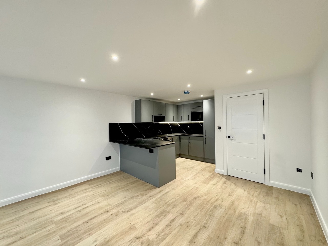 London - 2 Bed Flat, Beagle Close, NW7 - To Rent Now for £2,350.00 p/m