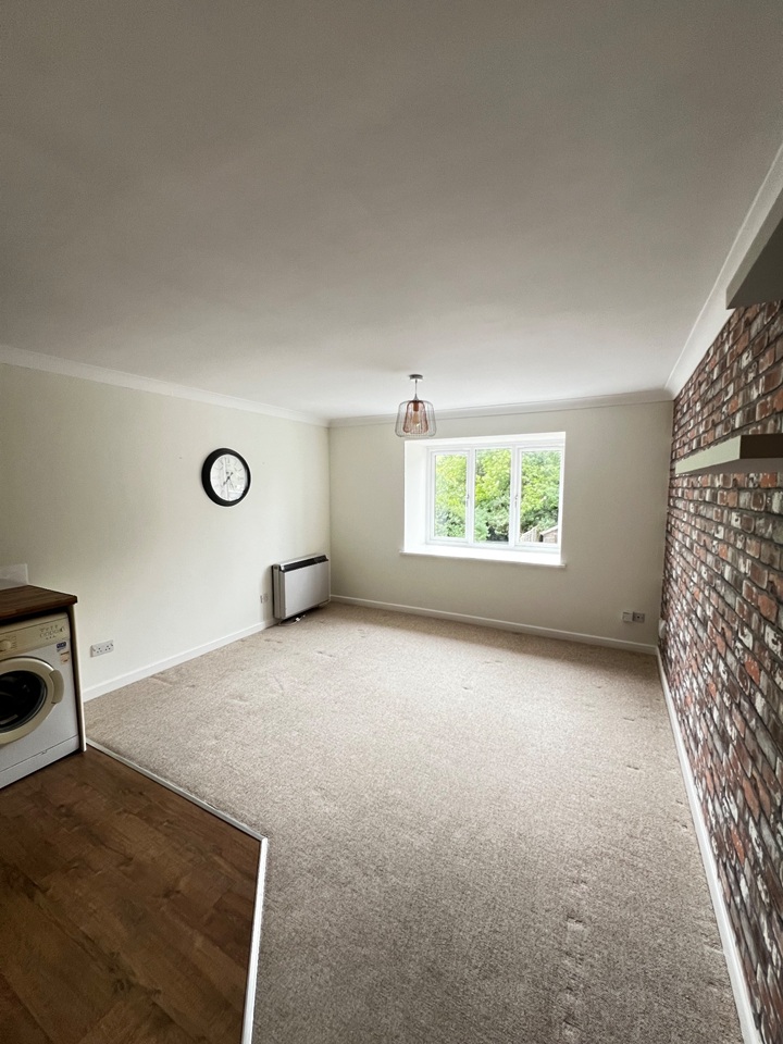Hitchin - 1 Bed Flat, Old Park Road, SG5 - To Rent Now for £1,050.00 p/m