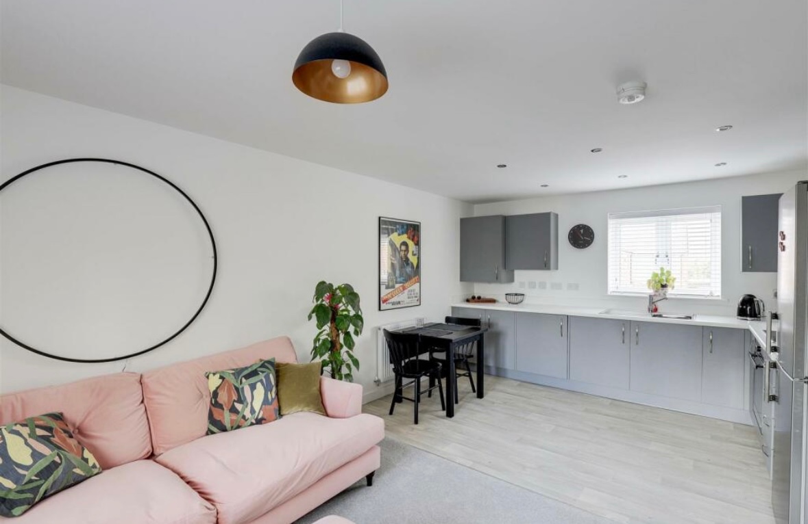 Nottingham - 2 Bed Flat, Redhill, NG5 - To Rent Now for £950.00 p/m