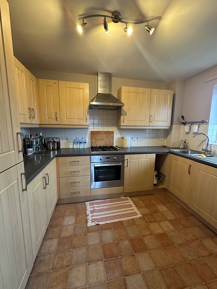 Walton On Thames - 1 Bed Flat, Lansdown Close, KT12 - To Rent Now for £ ...