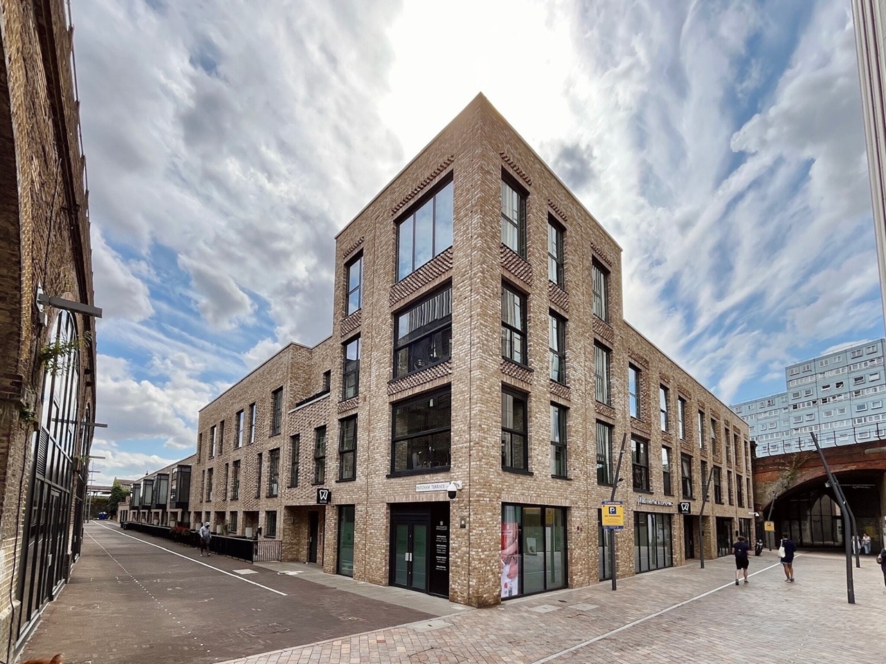 London - 2 Bed Flat, Mansbridge House, SW8 - To Rent Now for £3,790.00 p/m