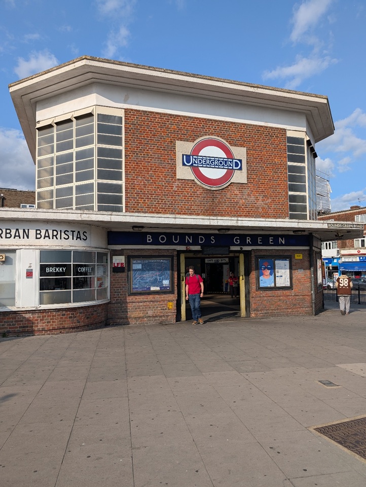 London - 1 Bed Flat, Brownlow Road, N11 - To Rent Now for £1,500.00 p/m