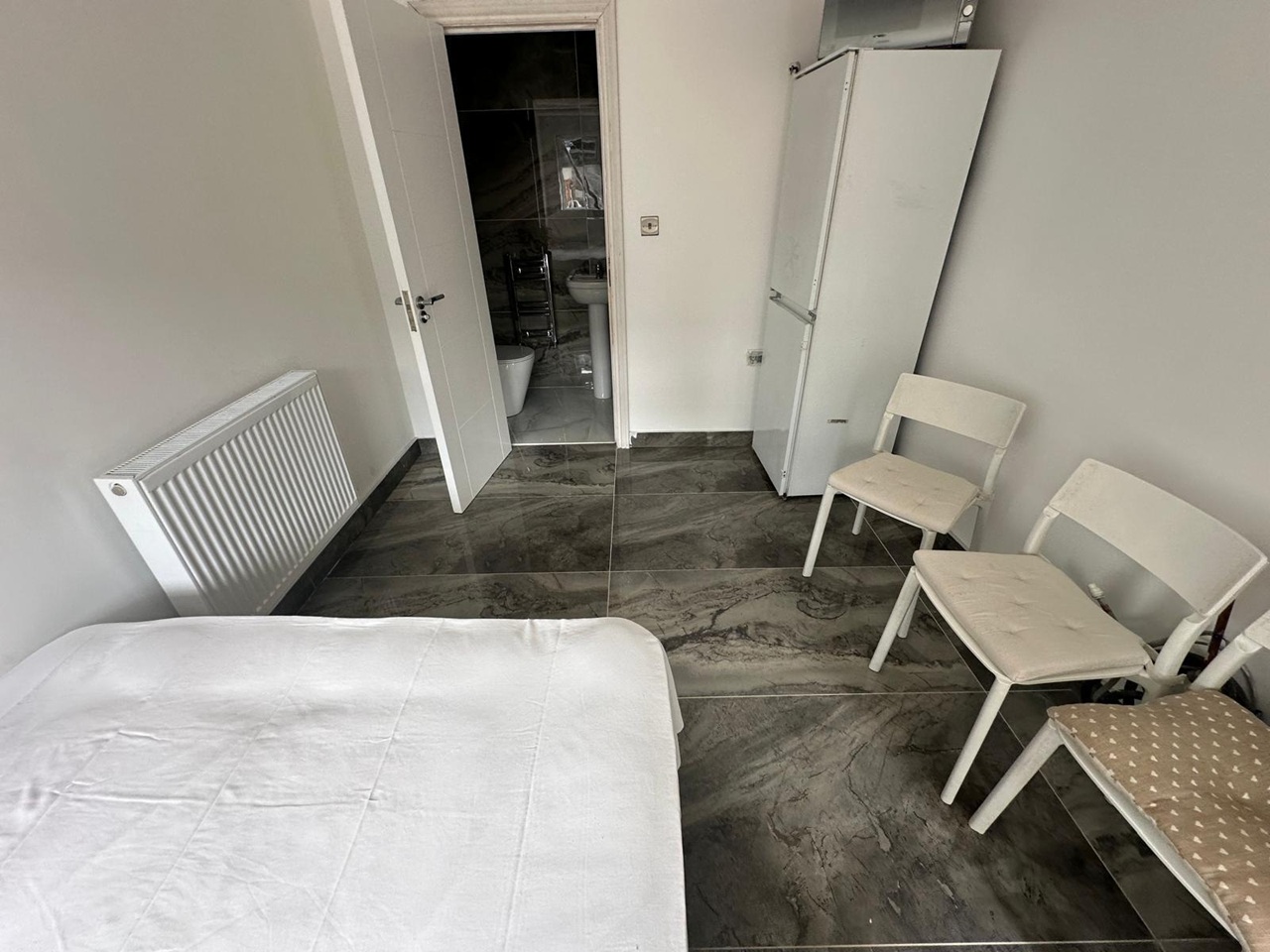 Ilford - Studio Flat, Baron Garden, IG6 - To Rent Now for £1,000.00 p/m