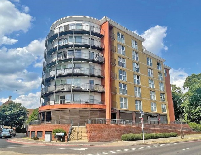 Ilford - Studio Flat, Regal House, IG2 - To Rent Now for £1,350.00 p/m