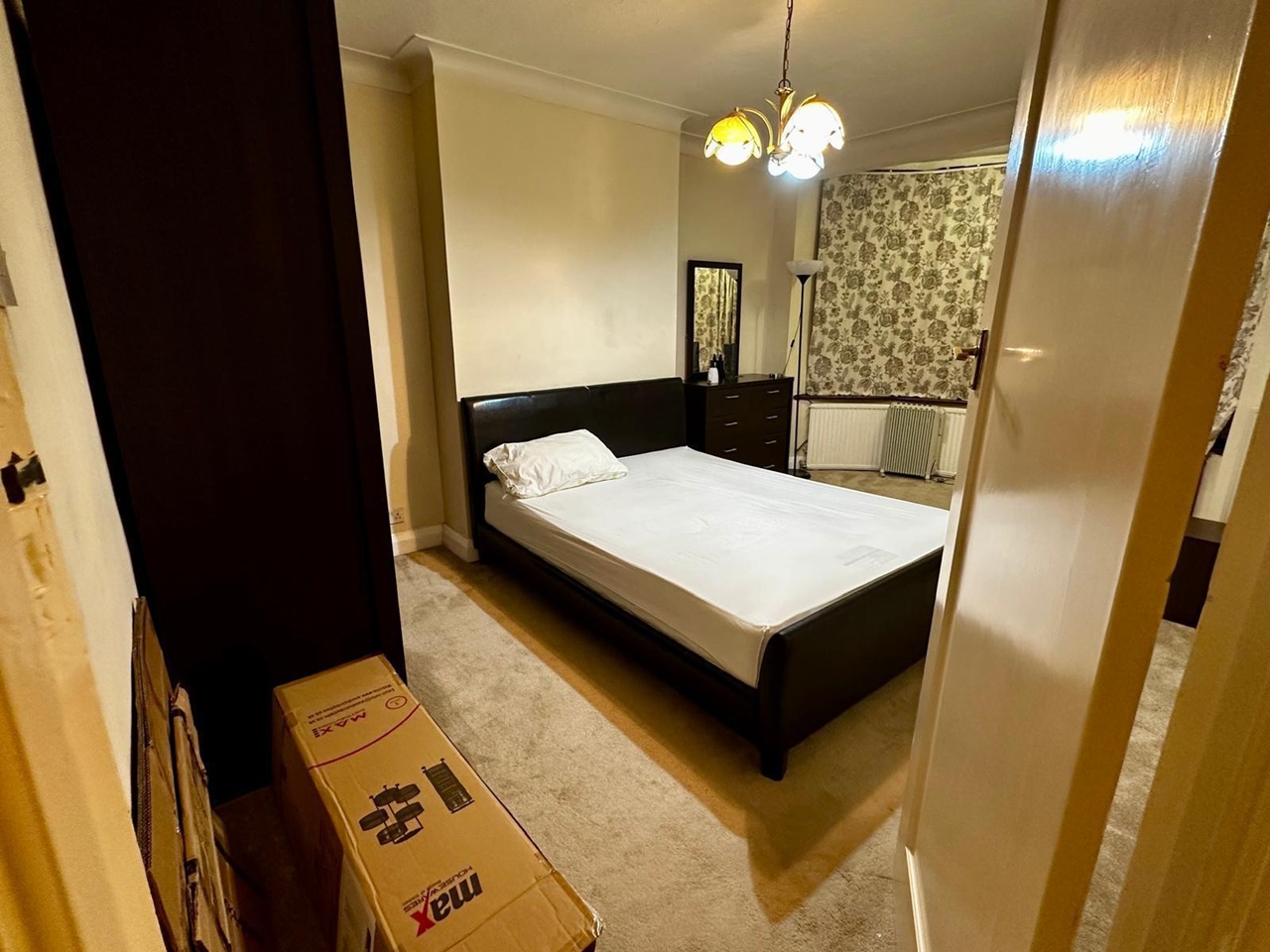 Ilford - Room in a Shared House, Roding Lane South, IG4 - To Rent Now for £700.00 p/m