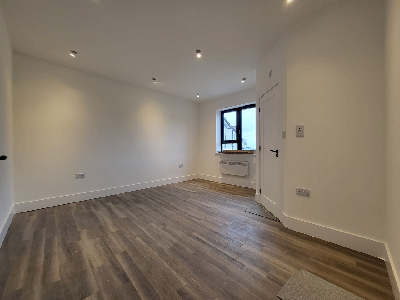 London - Bedsit, Ancaster Street, SE18 - To Rent Now for £1,200.00 p/m