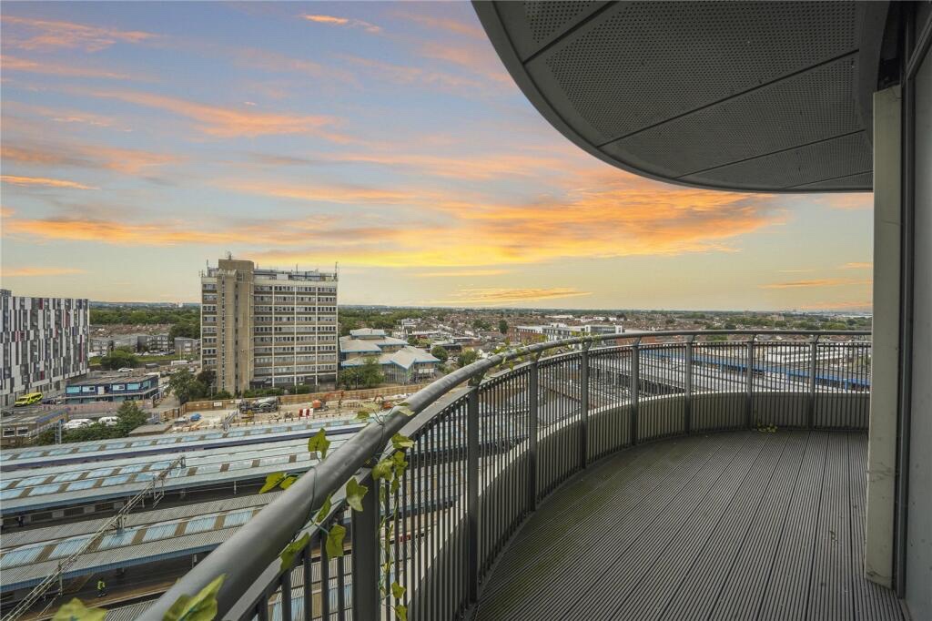 Barking - 2 Bed Flat, Oculus House, IG11 - To Rent Now for £1,200.00 p/m