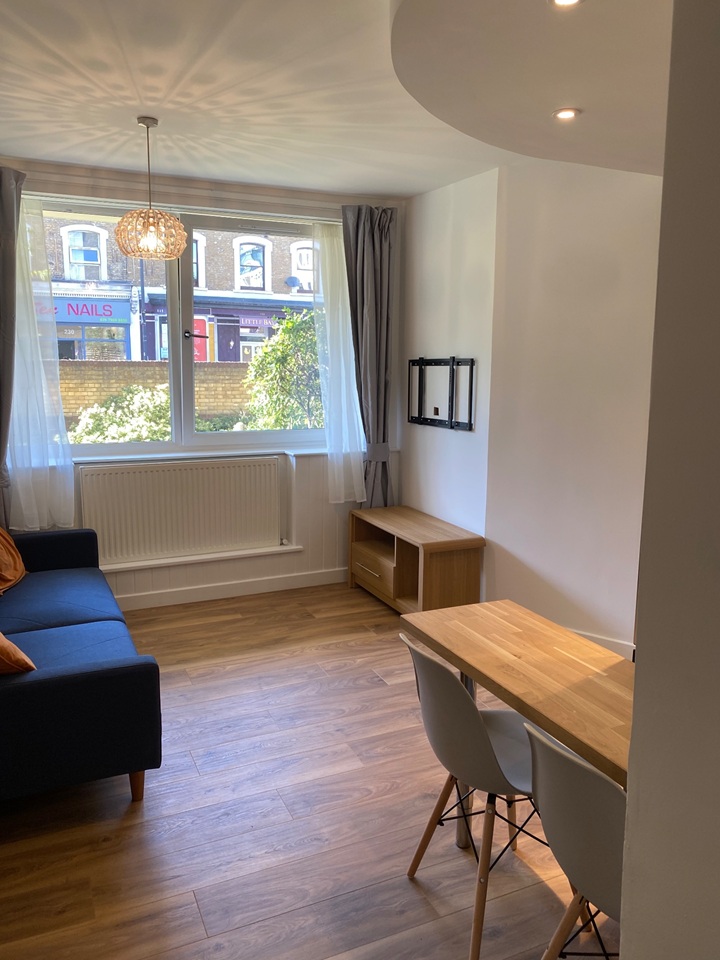 London - 1 Bed Flat, Chalmers House, SW11 - To Rent Now for £1,400.00 p/m