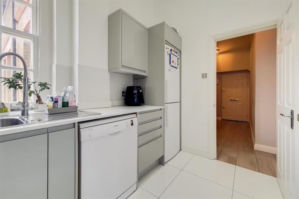 London - 2 Bed Flat, Penrose House, N21 - To Rent Now for £1,950.00 p/m