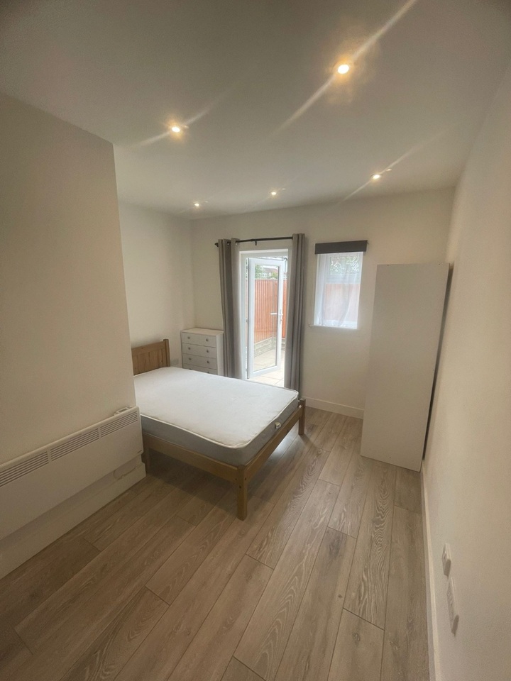 London - Studio Flat, Tooting Bec Road, SW17 - To Rent Now for £1,150. ...