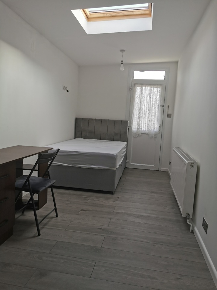 Ilford - Studio Flat, Epsom Road, IG3 - To Rent Now for £1,299.00 p/m