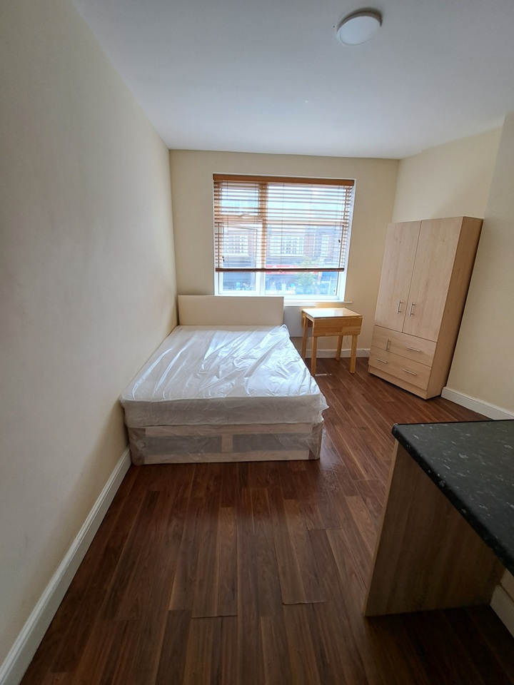 London - Studio Flat, Perry Vale, SE23 - To Rent Now for £1,020.00 p/m