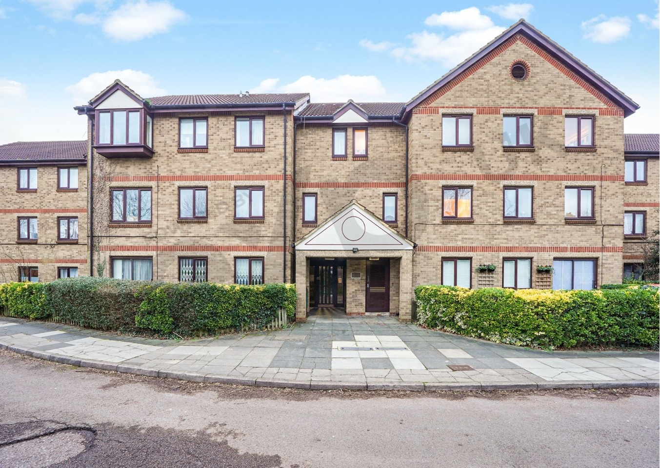 London - 2 Bed Flat, Deanery Close, N2 - To Rent Now for £1,800.00 p/m