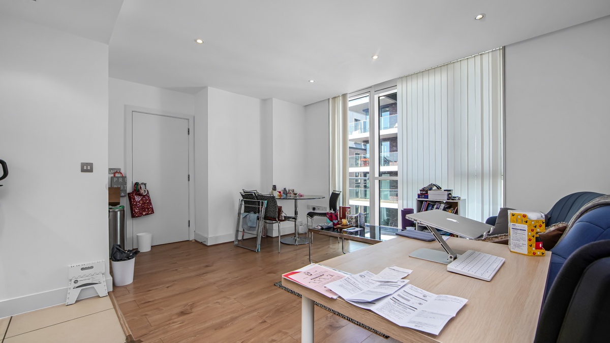 London - 1 Bed Flat, Times Square, E1 - To Rent Now for £2,450.00 p/m