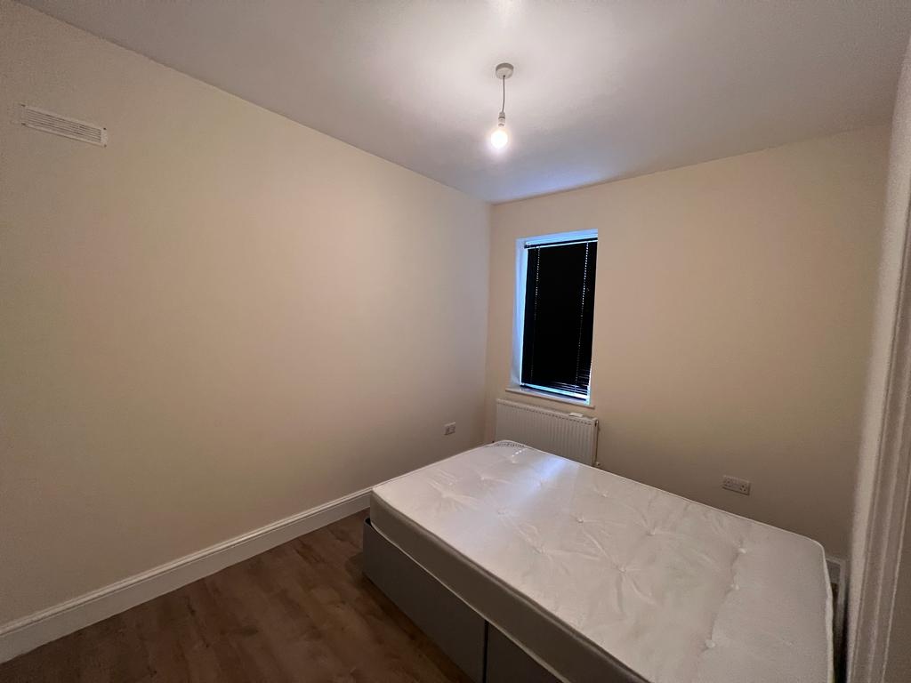 Ilford - 1 Bed Flat, Hainault Street, IG1 - To Rent Now for £1,500.00 p/m