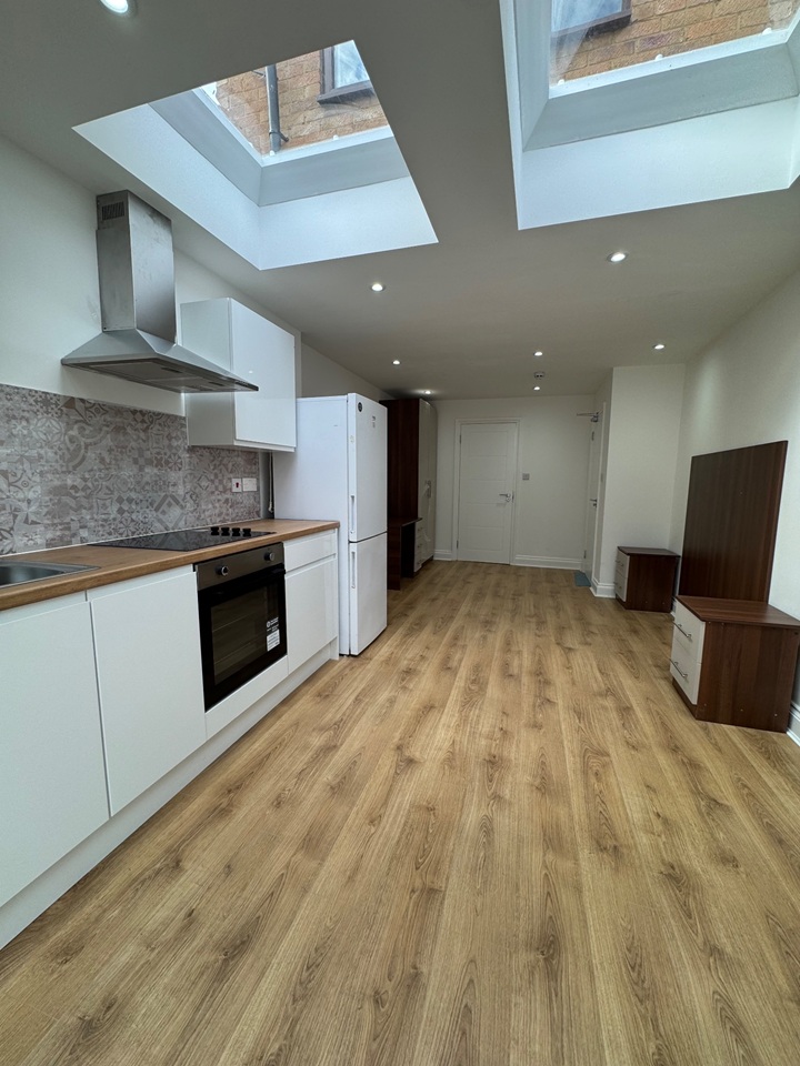 London - Studio Flat, Penrhyn Crescent, E17 - To Rent Now for £1,425.00 p/m