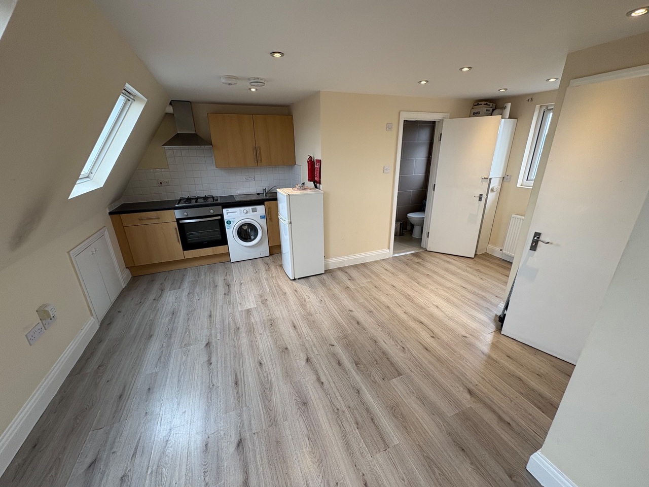 Borehamwood - Studio Flat, Shenley Road, WD6 - To Rent Now for £1,000. ...