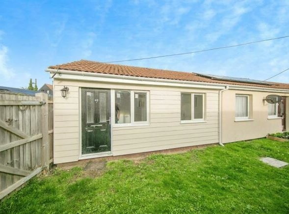 Point Clear Bay, Clacton-On-Sea - 1 Bed Semi-Detached House, Tower ...