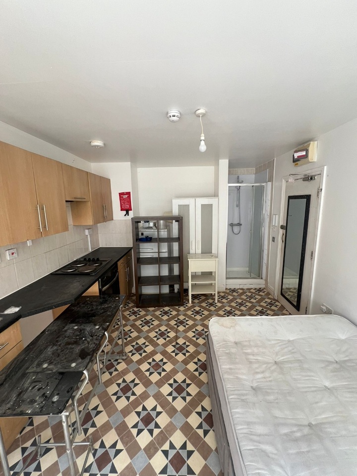 London - Studio Flat, Lisgar Terrace, W14 - To Rent Now for £1,100.00 p/m