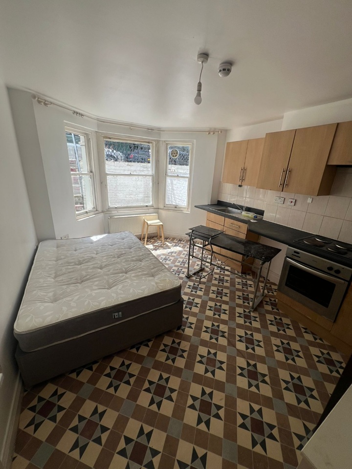 London - Studio Flat, Lisgar Terrace, W14 - To Rent Now for £1,100.00 p/m
