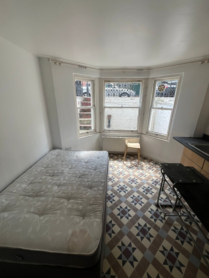 London - Studio Flat, Lisgar Terrace, W14 - To Rent Now for £1,100.00 p/m