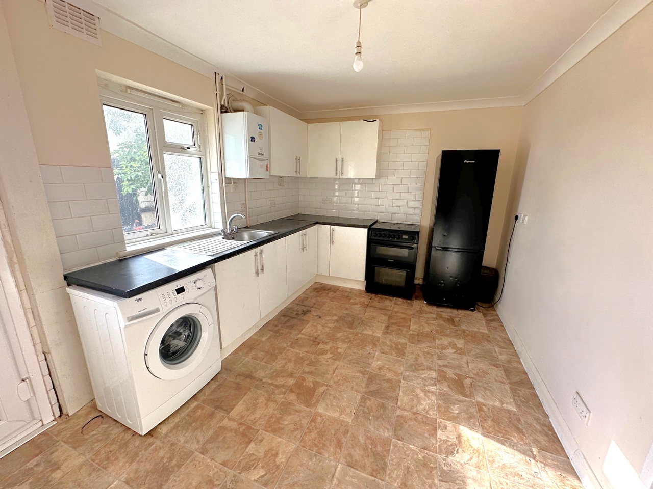 Erith - 3 Bed Terraced House, Hazel Road, DA8 - To Rent Now for £1,700. ...