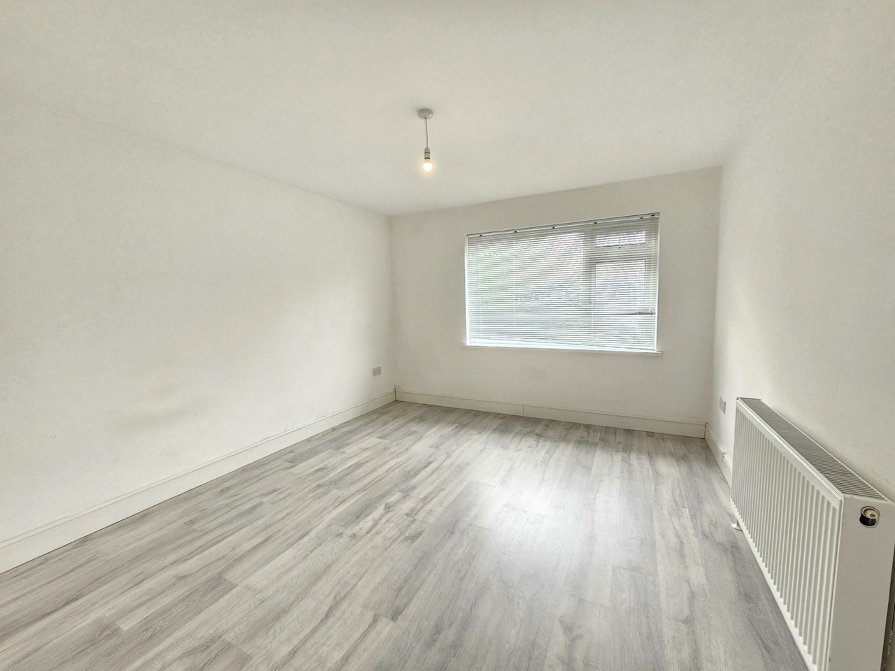 Feltham - 2 Bed Flat, Castle Way, TW13 - To Rent Now for £1,450.00 p/m