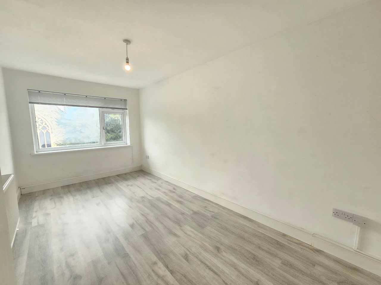 Feltham - 2 Bed Flat, Castle Way, TW13 - To Rent Now for £1,450.00 p/m