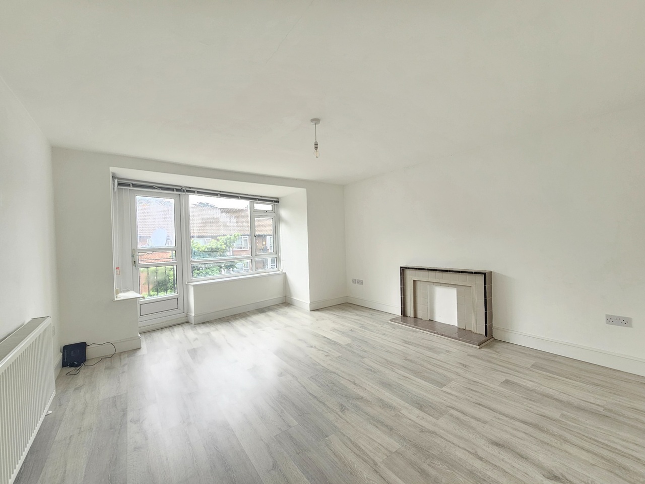 Feltham - 2 Bed Flat, Castle Way, TW13 - To Rent Now for £1,450.00 p/m