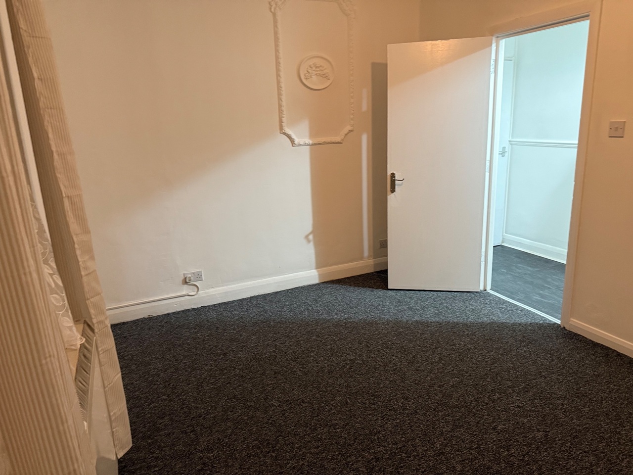 Romford - 2 Bed Flat, Collier Row Road, RM5 - To Rent Now for £1,850.00 p/m