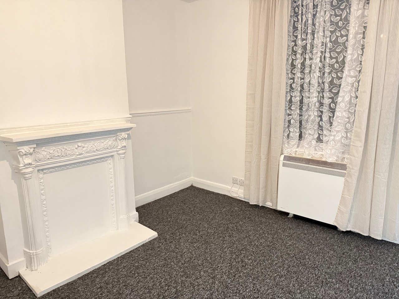 Romford - 2 Bed Flat, Collier Row Road, RM5 - To Rent Now for £1,850.00 p/m