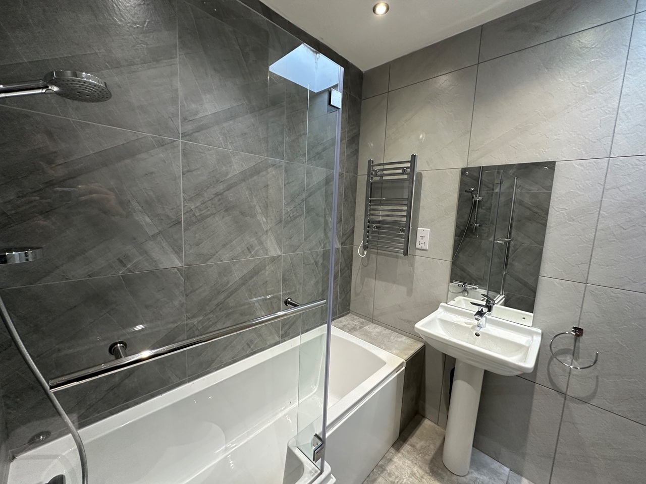 Leeds - 2 Bed Flat, Hanover Square, LS3 - To Rent Now for £1,250.00 p/m