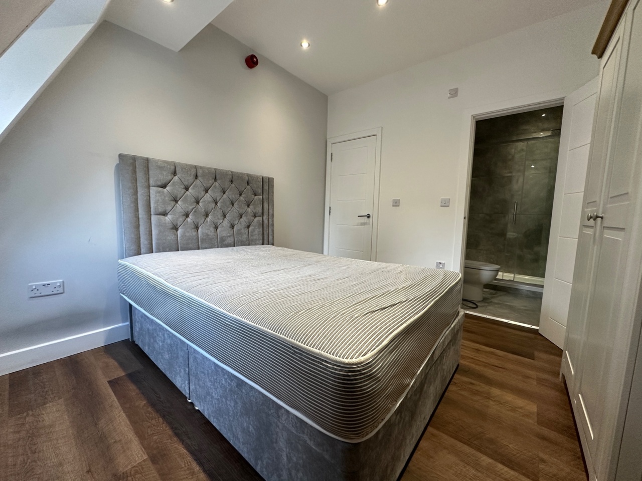 Leeds - 2 Bed Flat, Hanover Square, LS3 - To Rent Now for £1,250.00 p/m