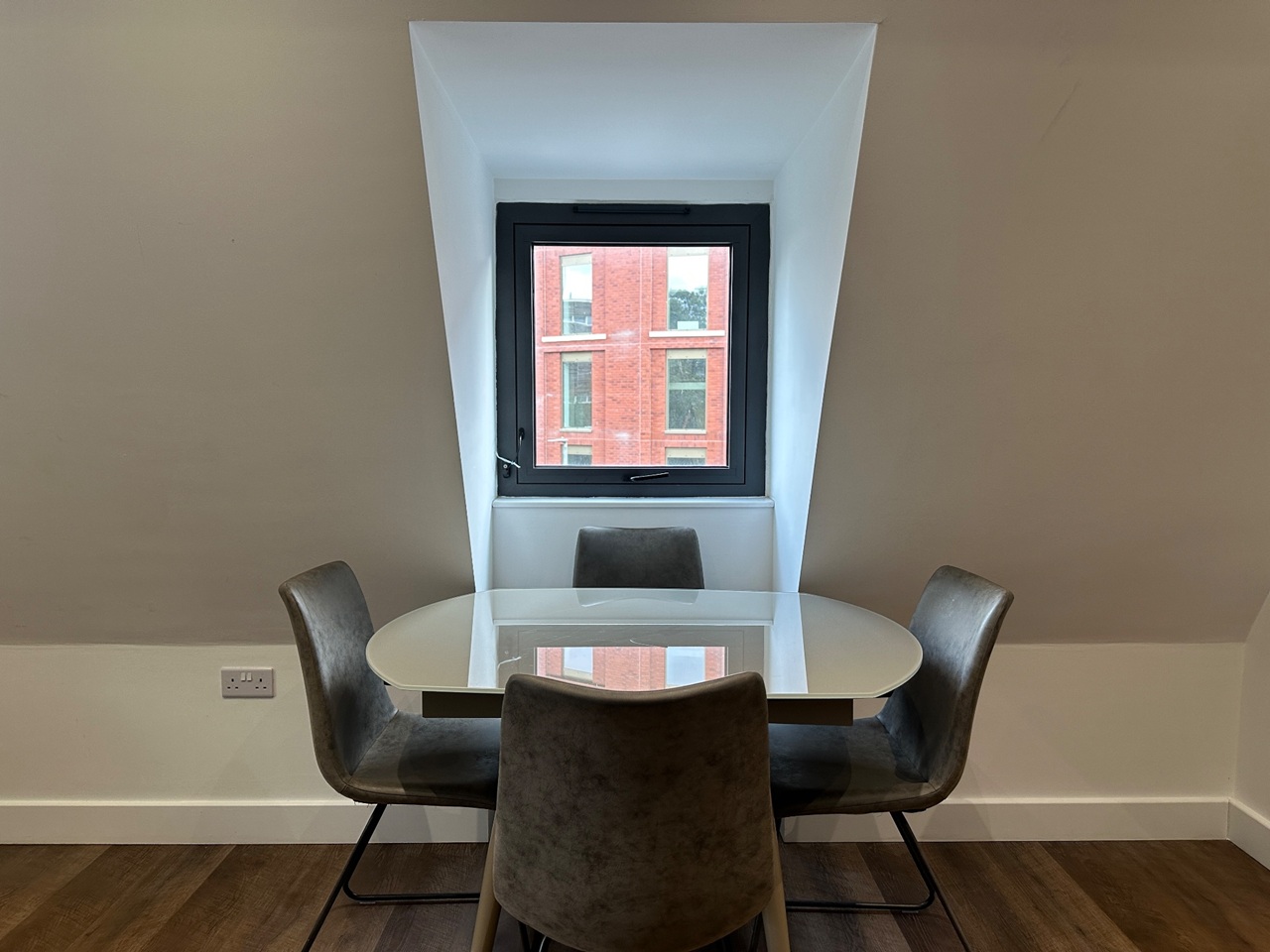 Leeds - 2 Bed Flat, Hanover Square, LS3 - To Rent Now for £1,250.00 p/m