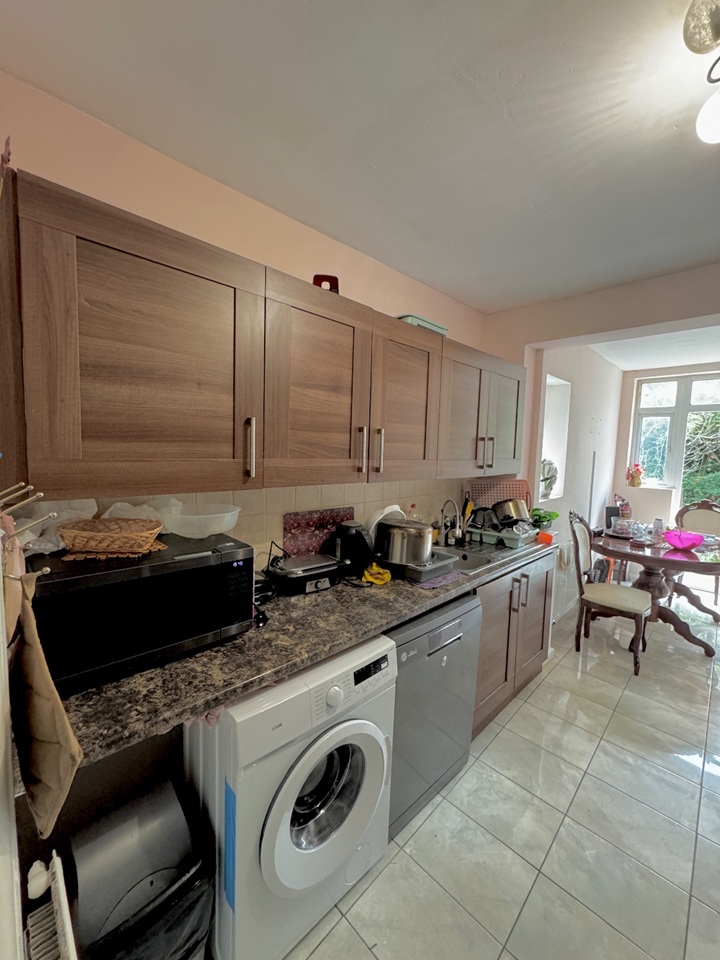 London - Room in a Shared House, Hendon Way, NW4 - To Rent Now for £850 ...