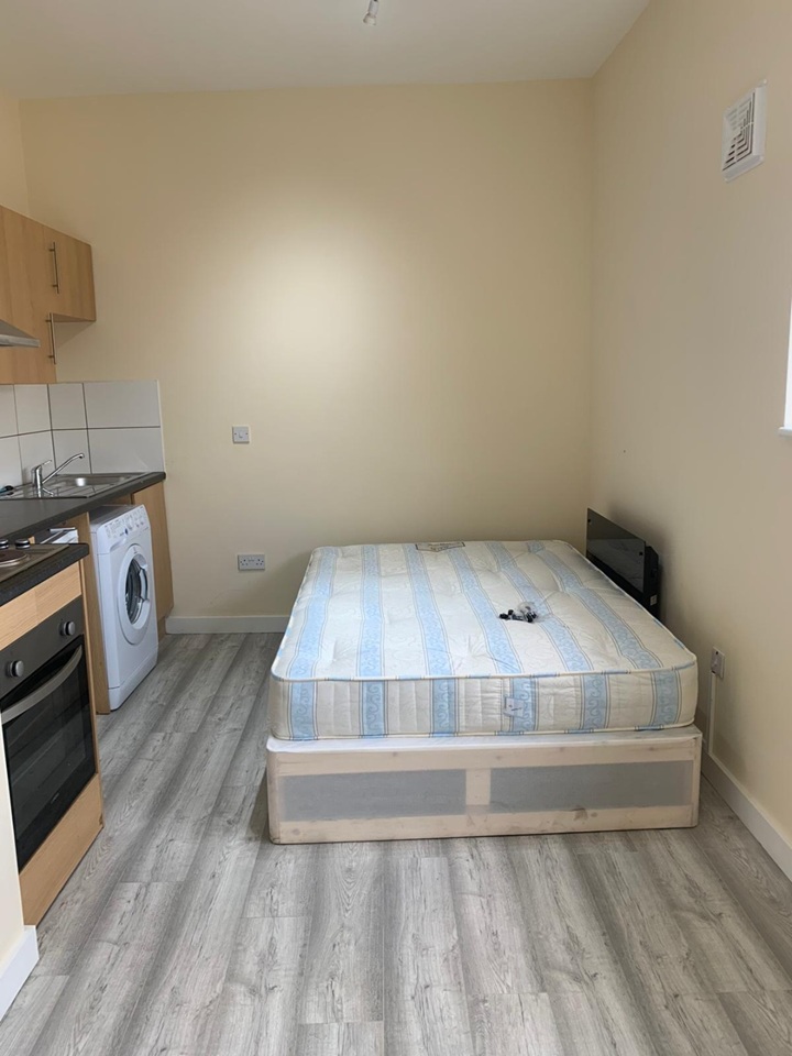 Ilford - Studio Flat, High Road, IG1 - To Rent Now for £1,000.00 p/m