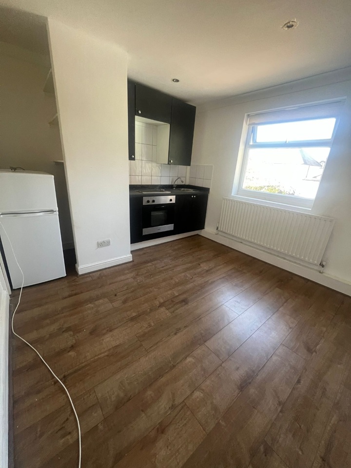 London - Studio Flat, Hendon Way, NW2 - To Rent Now for £1,350.00 p/m