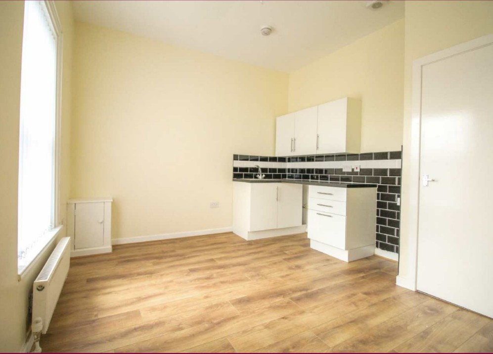 Stockport - Studio Flat, Gorton Road, SK5 - To Rent Now for £700.00 p/m